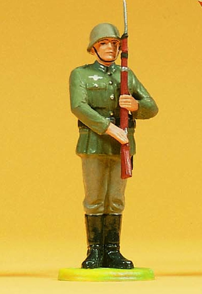 Preiser 56003 - Soldat, stehend, Gewehr präsentierend