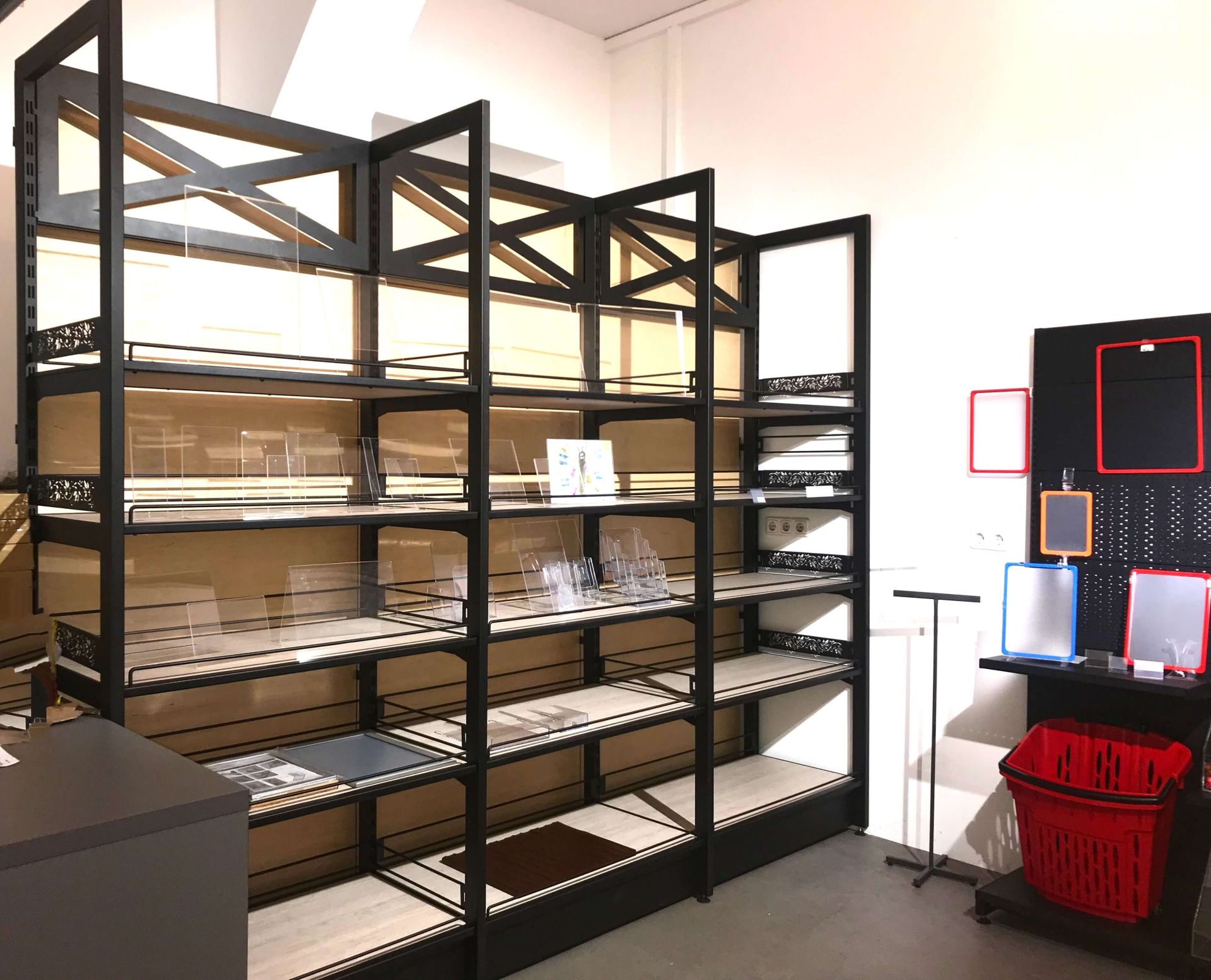 Moderne flexible Verkaufsregale in Holz & Metall – Schwarz