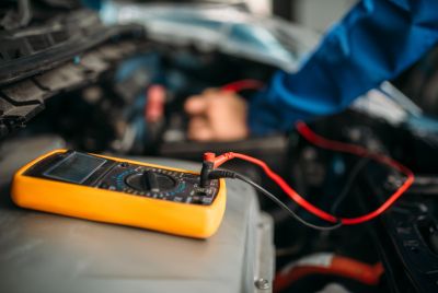 Autobatterie testen | Starterbatterie mit Multimeter prüfen